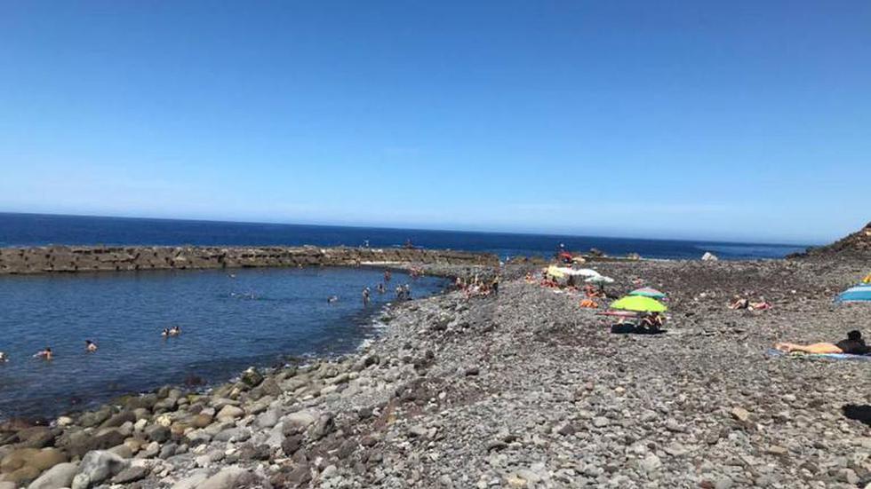 Praia da Ponta do Sol procurada por banhistas neste domingo de Verão ...
