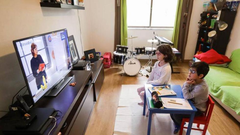 Um mês após a estreia, alunos continuam a ver aulas na televisão ...