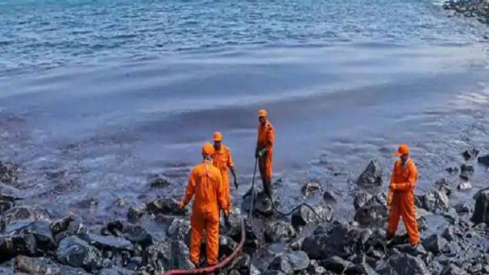 Parte das 20 mil toneladas de petróleo derramados na Sibéria atingem ...