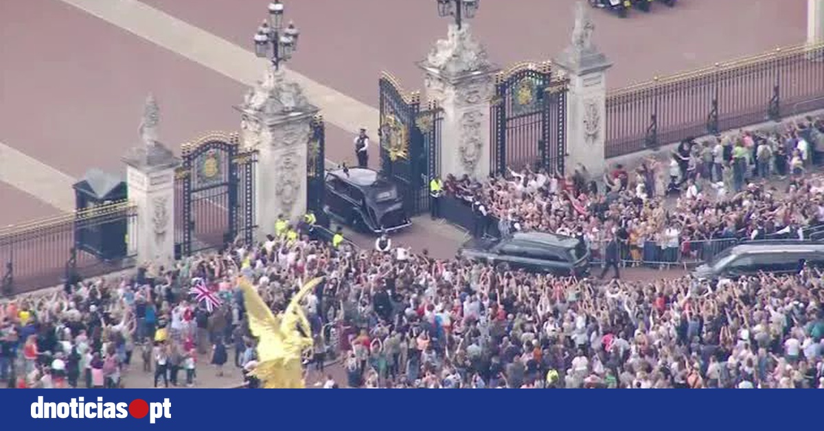 Reis cumprem tradição e acenam à multidão da varanda de Buckingham ...