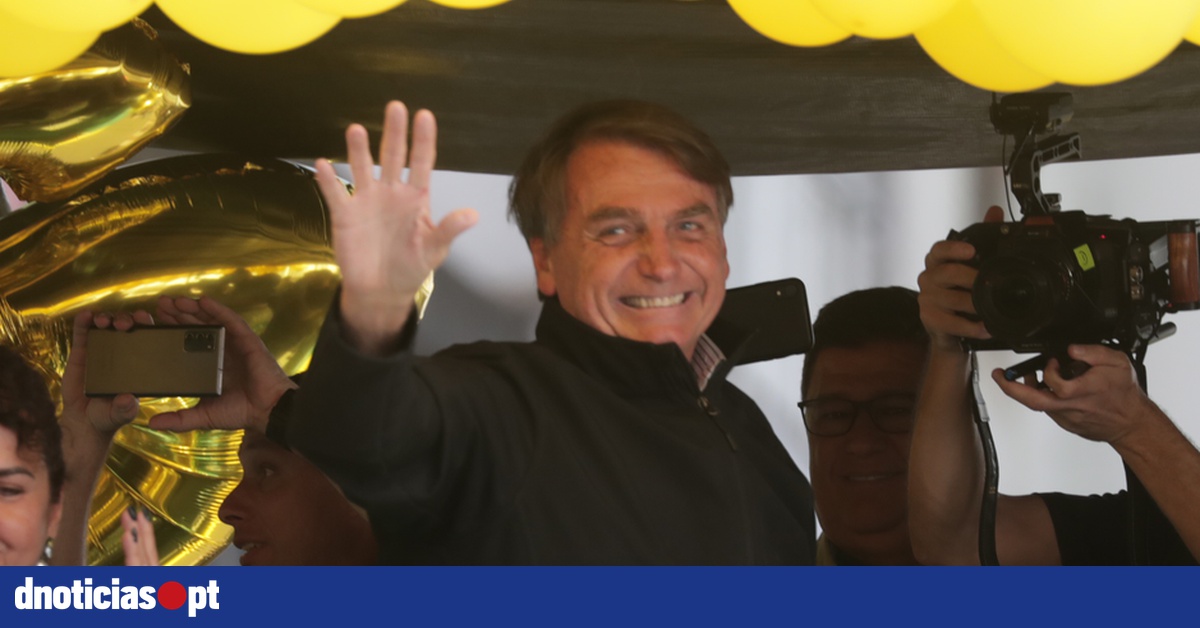 Bolsonaro recebe coração de D. Pedro com show aéreo na sede do Governo ...
