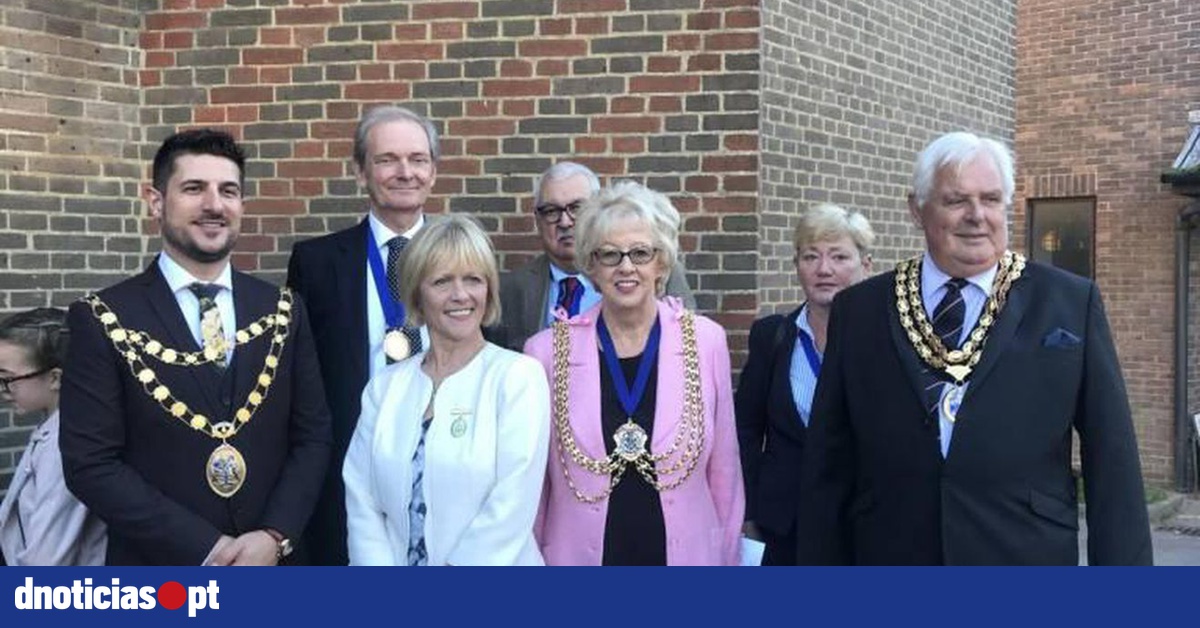 Mayor de Crawley faz sucesso com a promoção de produtos da Calheta num ...