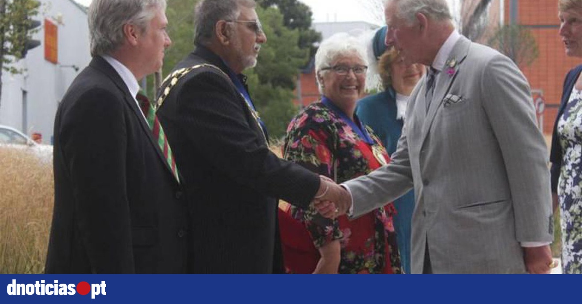 Príncipe Charles visita Crawley onde residem e trabalham muitos ...