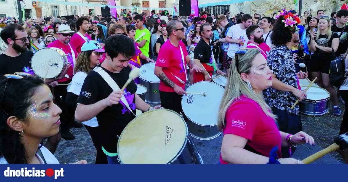 Coral marca presença no Carnaval de Coimbra — DNOTICIAS.PT