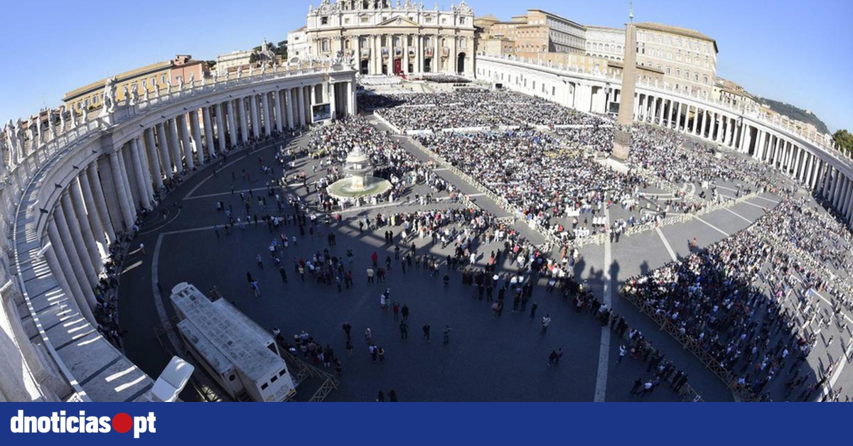 Vaticano lembra o 'rei' com imagens com quatro últimos papas — DNOTICIAS.PT