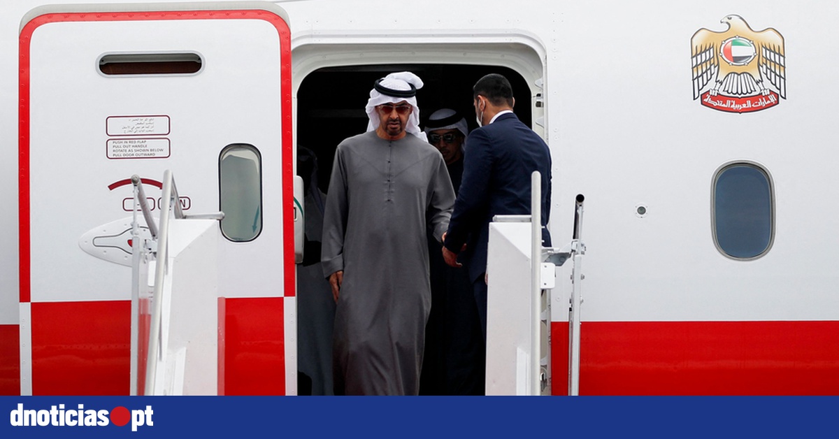 Líder dos Emirados Árabes Unidos faz visita surpresa ao Qatar ...