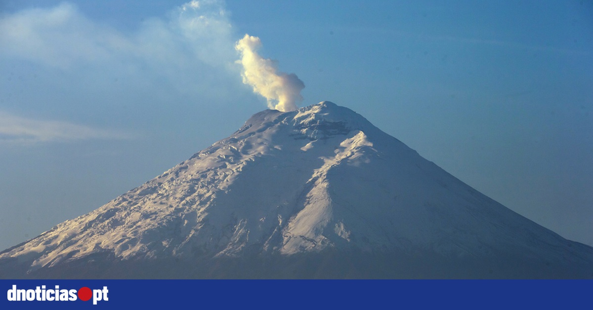 Vulcão equatoriano expele coluna de gases e cinza a 1,8 quilómetros e ...