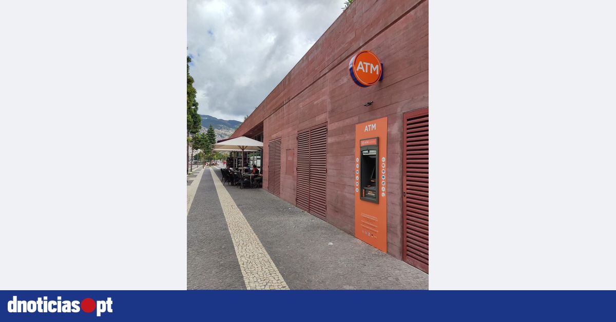 Praça CR7 passa a dispor de uma máquina multibanco — DNOTICIAS.PT