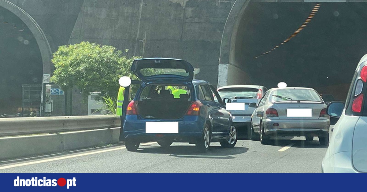Colisão entre quatro carros entope trânsito na via rápida — DNOTICIAS.PT