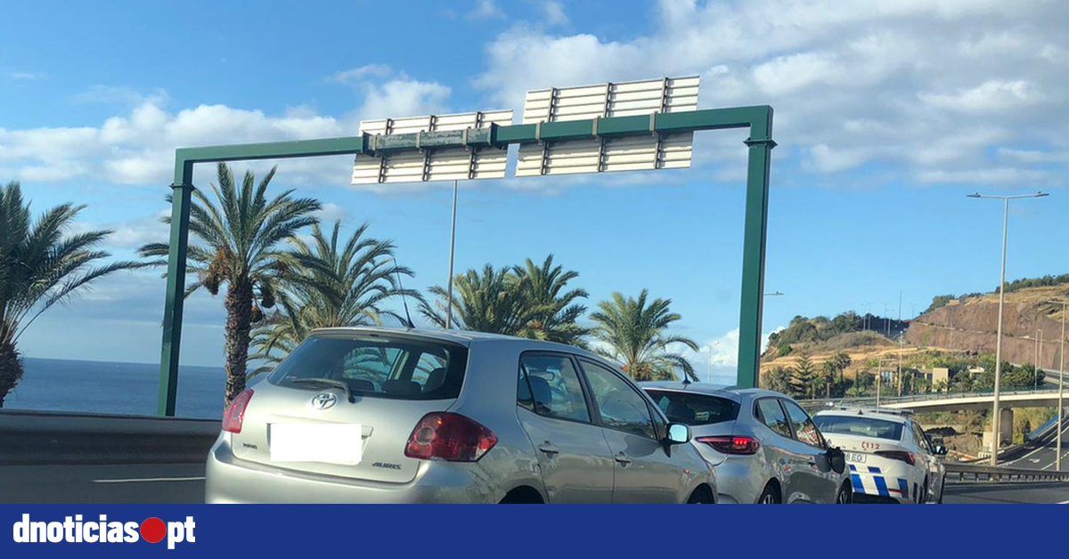 Colisão na via rápida em Santa Cruz — DNOTICIAS.PT