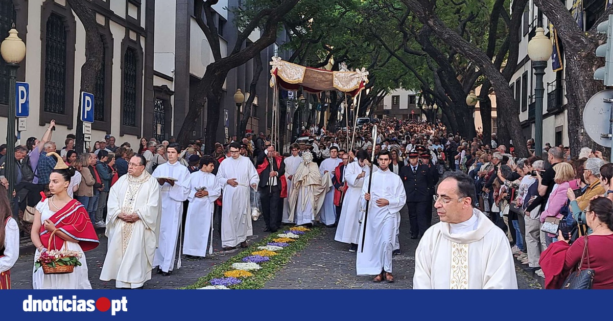 Assista ao resumo da procissão do Corpo de Deus no Funchal — DNOTICIAS.PT