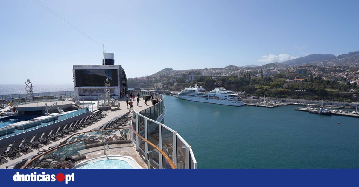 Imponente MSC Seashore deixa Porto do Funchal após escala de 10 horas ...