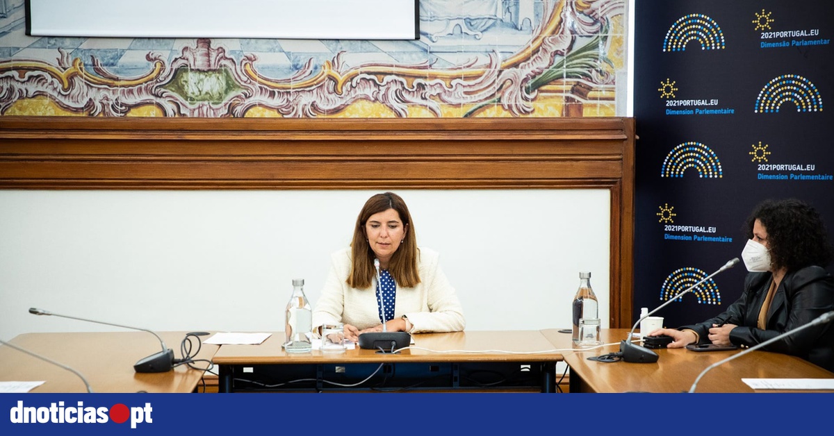 Sara Madruga da Costa ouviu preocupações e carências da PSP — DNOTICIAS.PT