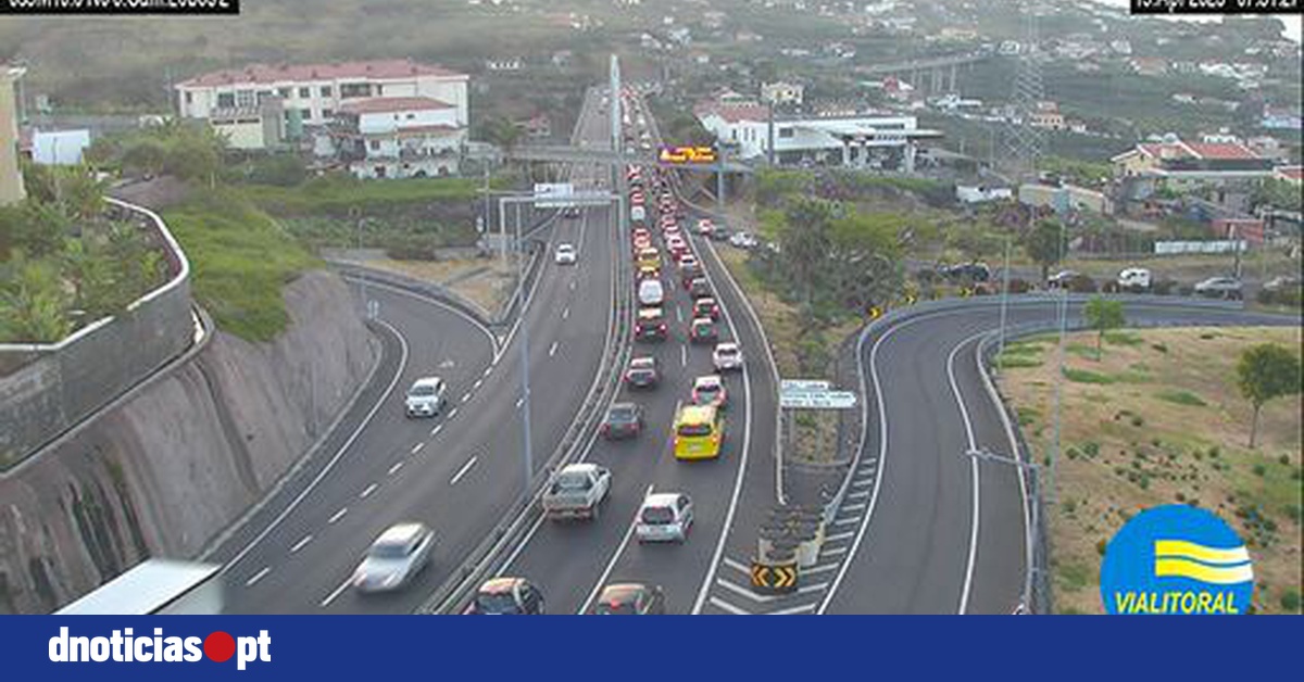 Trânsito congestionado na Via Rápida antes da saída para o Arieiro ...