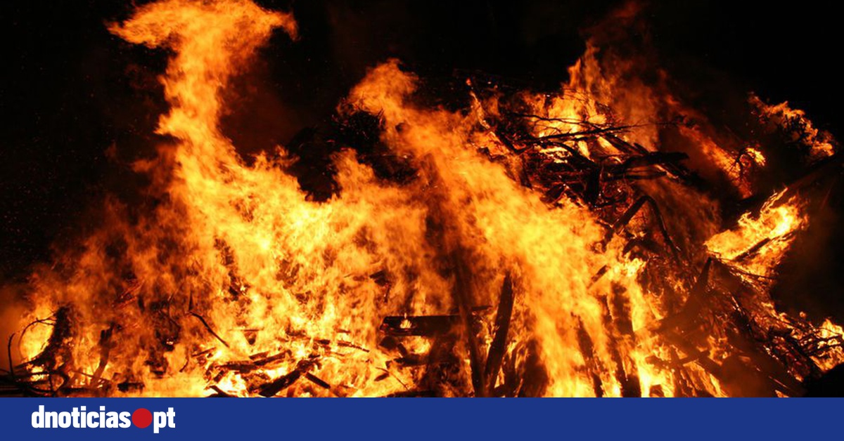BVM combateram incêndio em casa devoluta — DNOTICIAS.PT