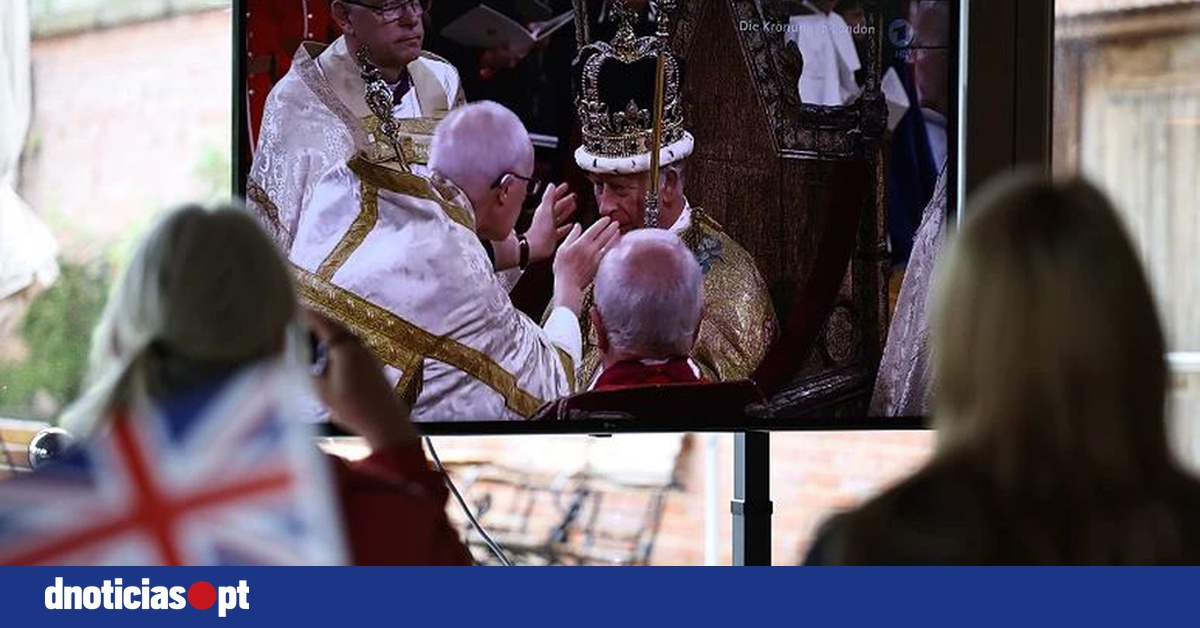 Bandeiras, trajes de gala e uniformes de guardas reais para ver passar ...