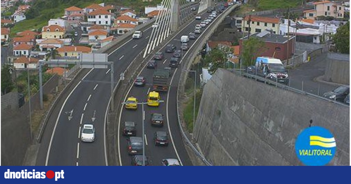 Trânsito congestionado na via rápida — DNOTICIAS.PT